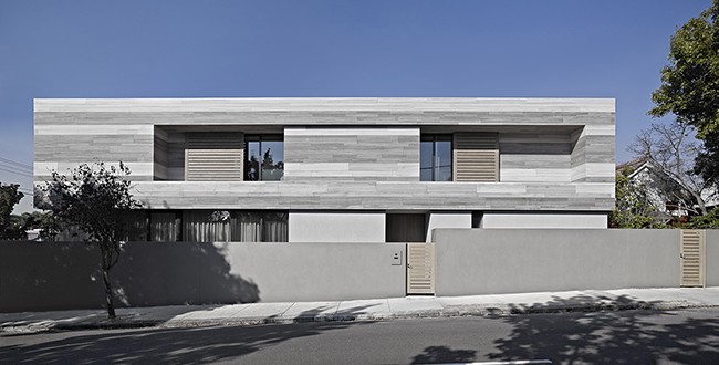 Travertine stone creates banding effect on South Yarra house façade ...