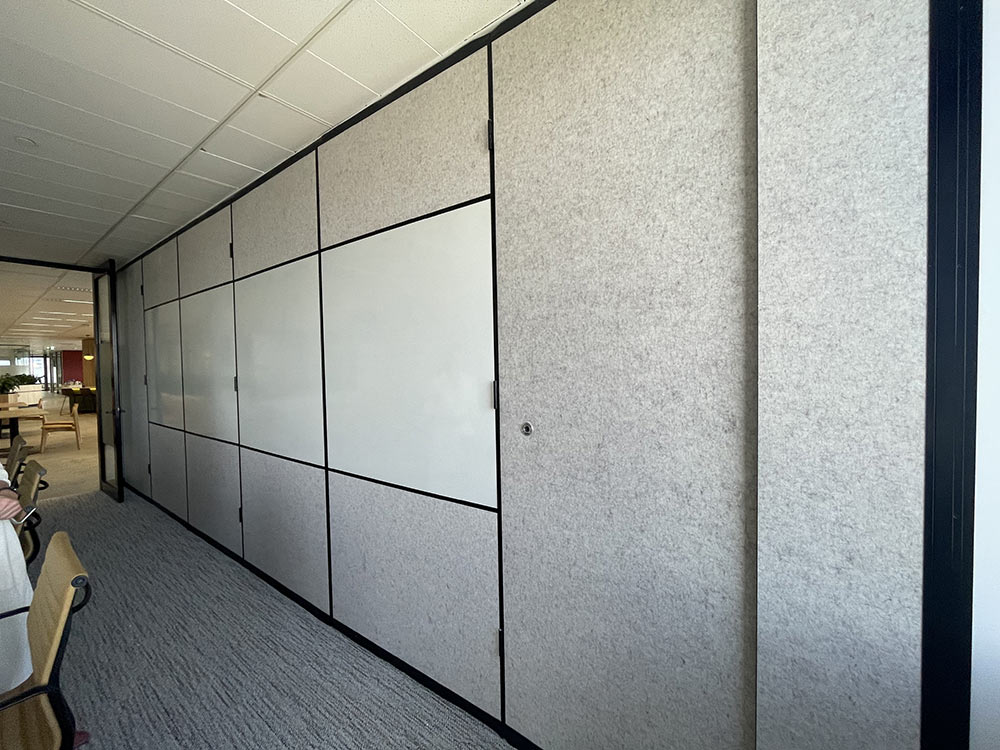 Centre-stacking operable wall creates flexible meeting spaces at ACECQA ...