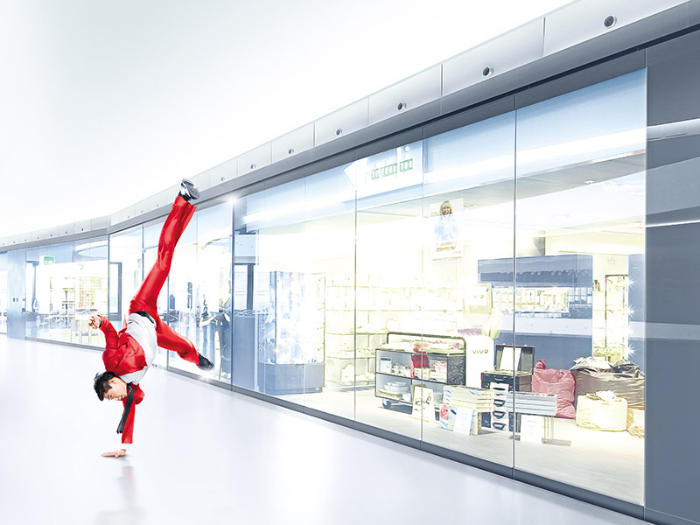 Frameless glass stacking operable horizontal wall | Architecture & Design