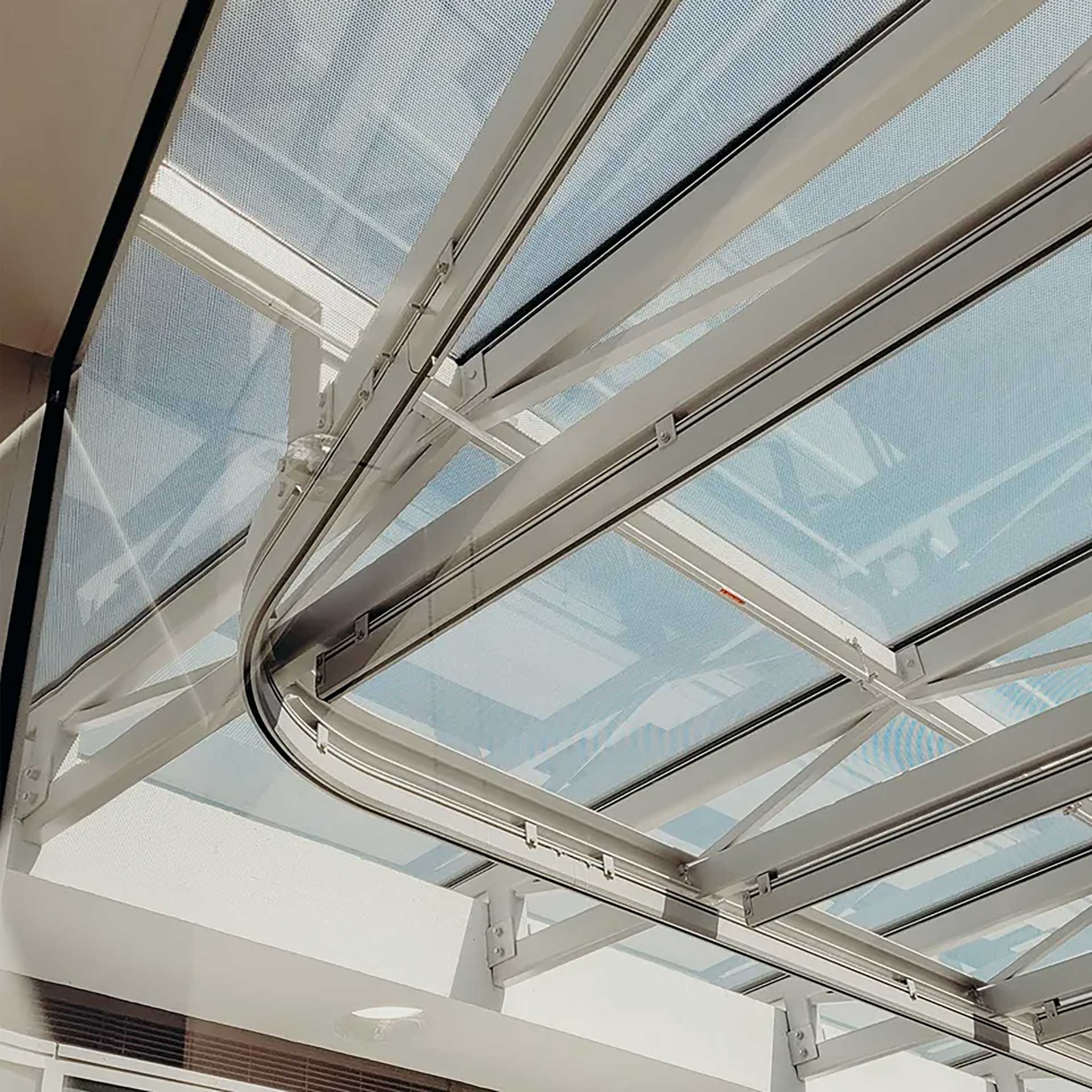 Rigid rail systems: Continuous attachment to navigate roof structures ...