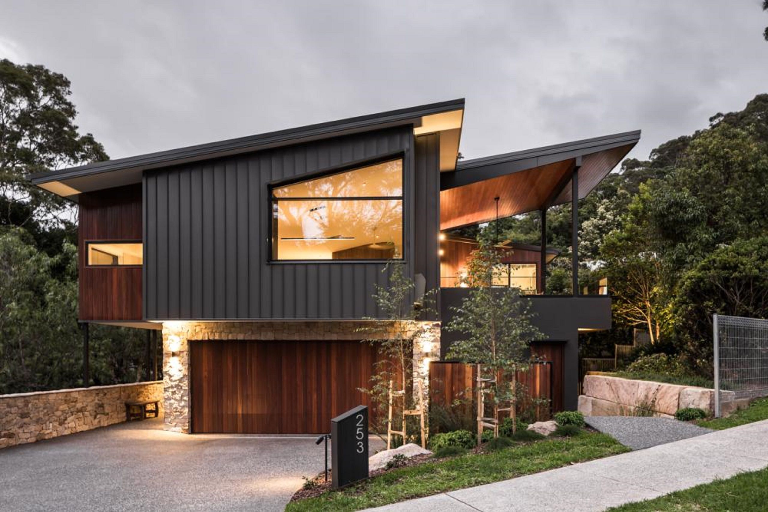 LYSAGHT ENSEAM® creates a striking exterior on Japandi-style Mountain ...