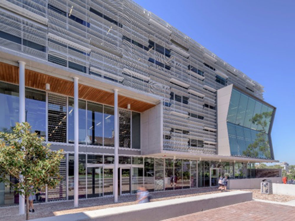 Floor-to-ceiling louvre windows optimise natural ventilation in Sydney ...