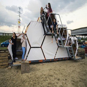 Hexagonal pods stack together to form alternate accommodation for ...