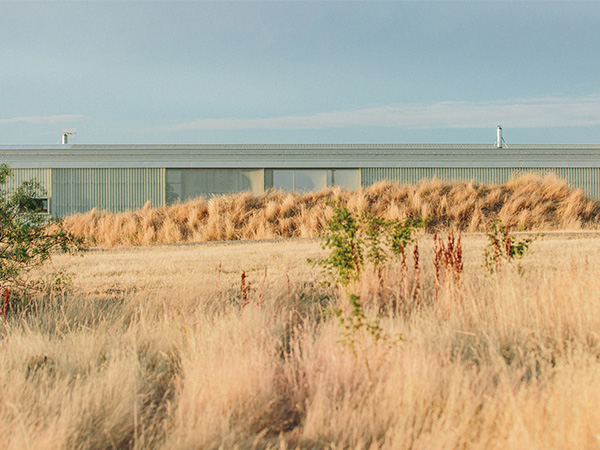 Longhouse by Partners Hill spans 110 metres across Australian bushland ...
